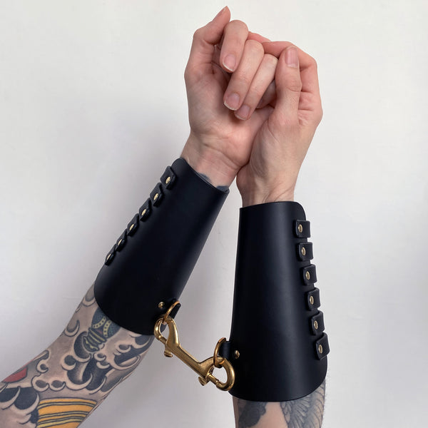 ARCHIVAL GAUNTLET CUFFS BLACK | Fleet Ilya